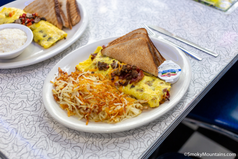 7 Breakfast Restaurants in Pigeon Forge, TN That Locals Love